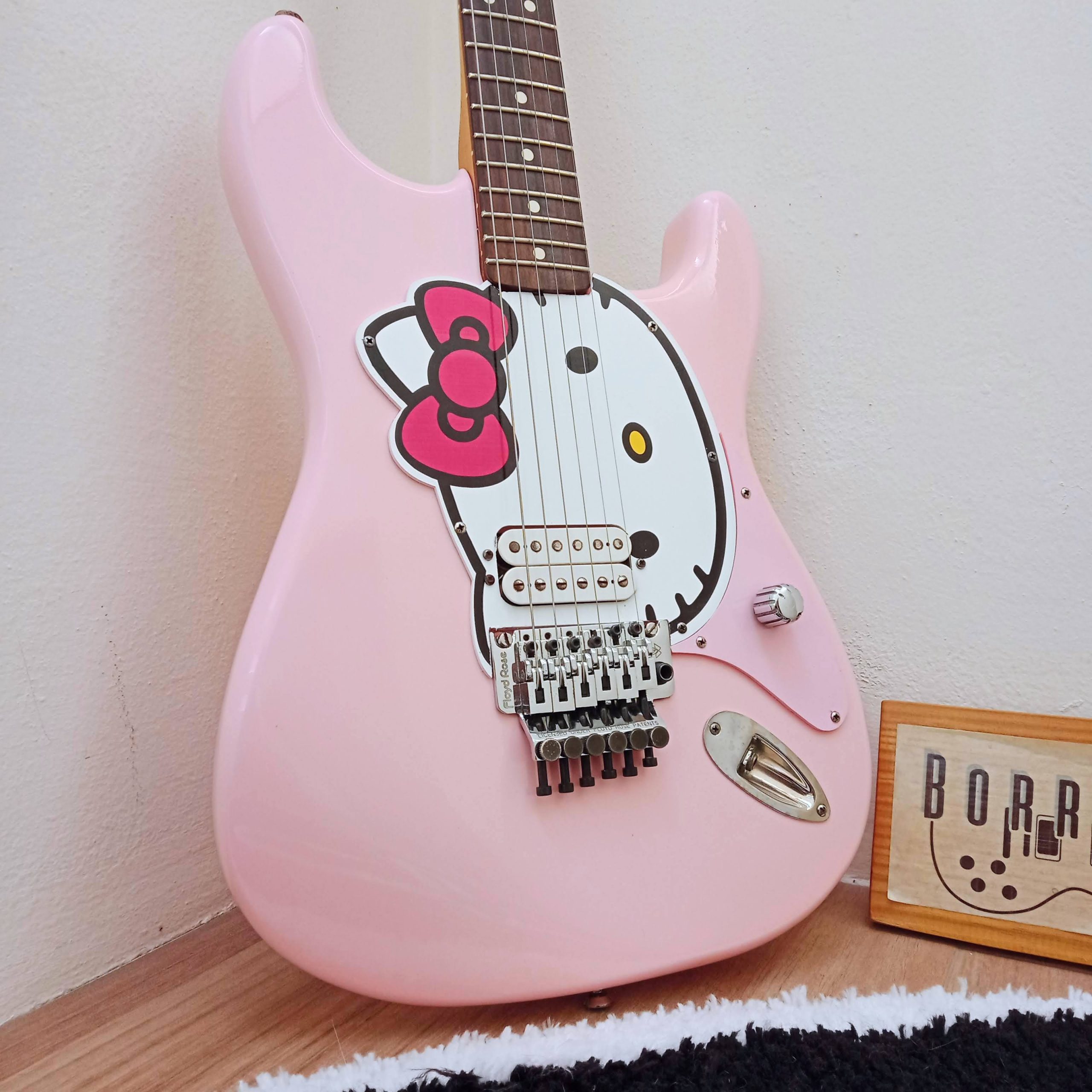 2004 Fender Stratocaster Hello Kitty con Floyd Rose – Borro Guitars
