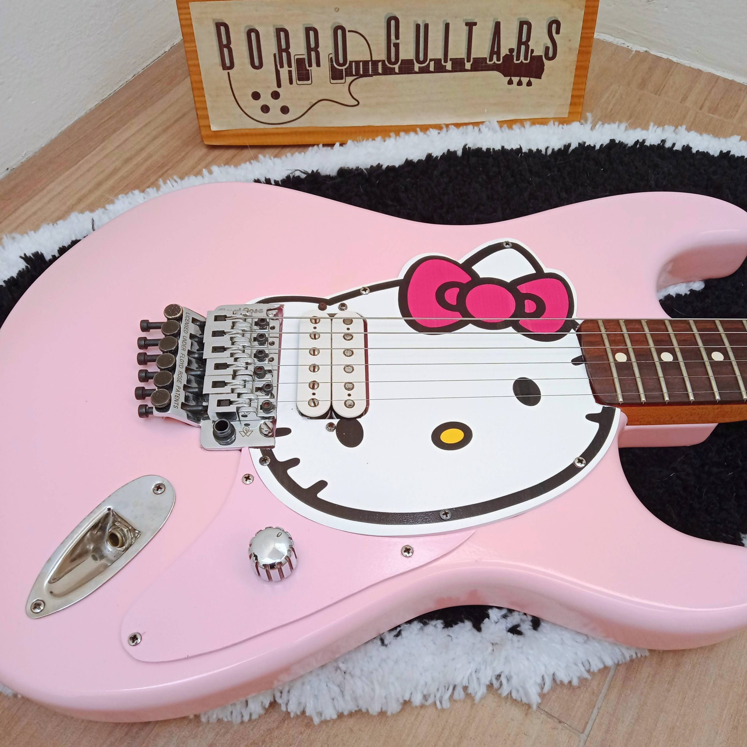2004 Fender Stratocaster Hello Kitty con Floyd Rose – Borro Guitars